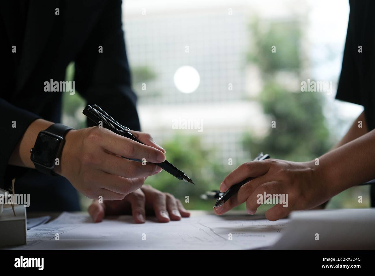 Teamwork in the office hi-res stock photography and images - Alamy