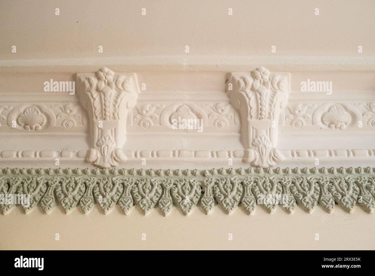 Ornate coving hi-res stock photography and images - Alamy