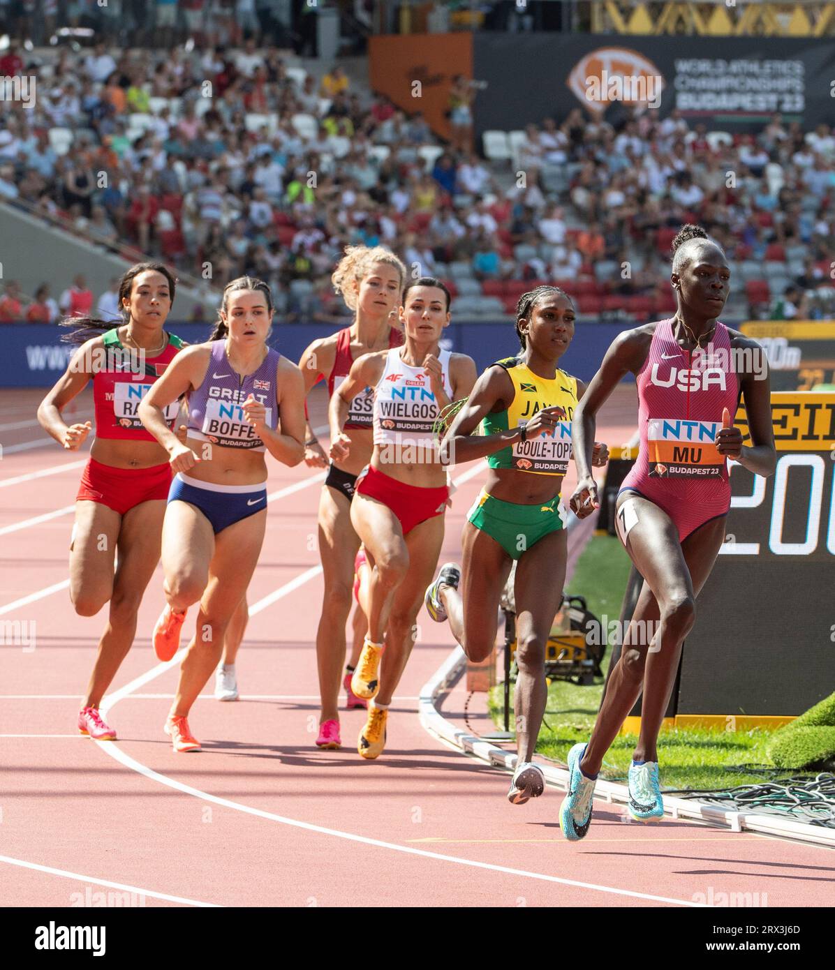Natoya Goule-Toppin of Jamaica and Athing Mu of the USA competing in ...