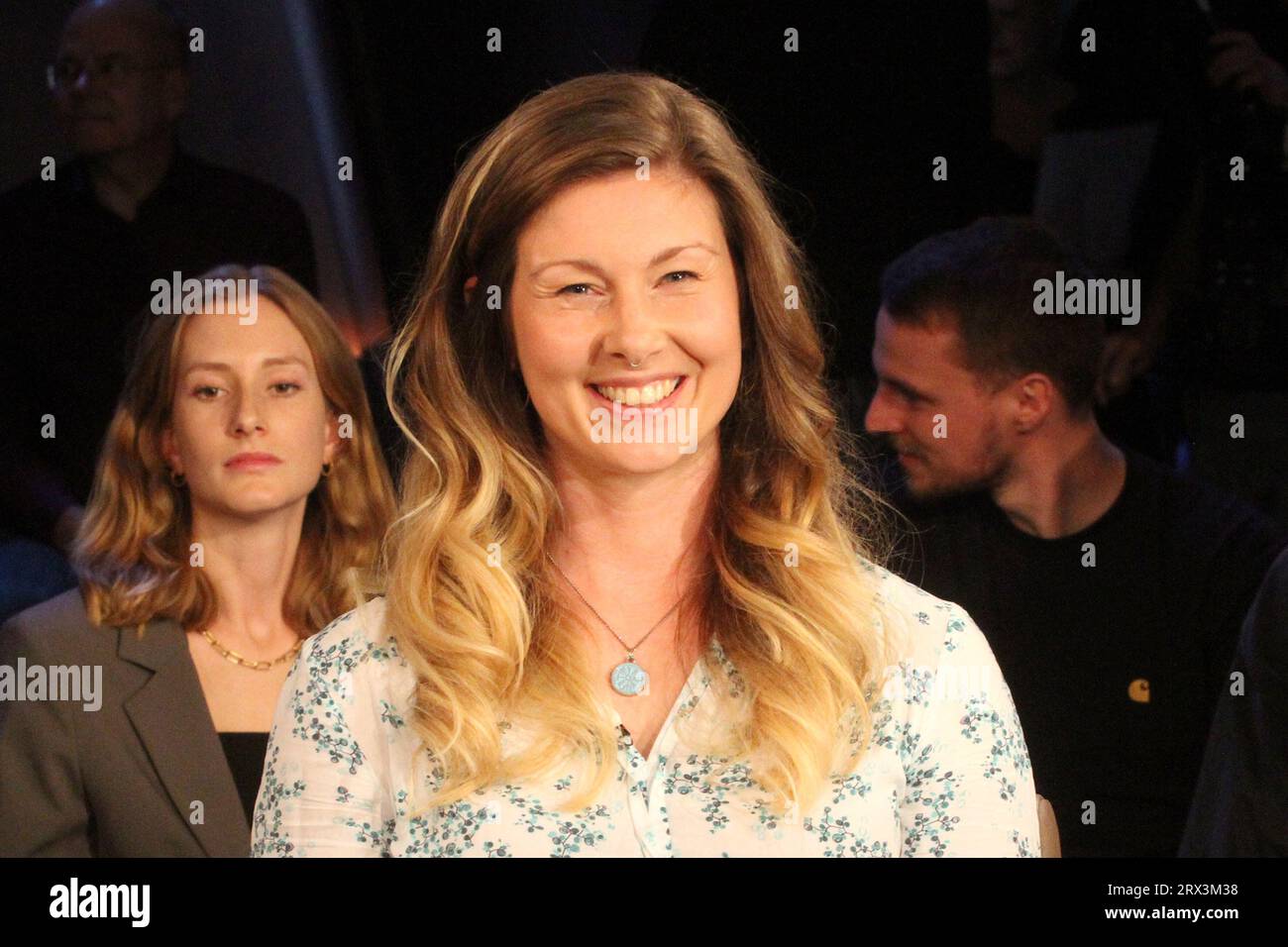 Podcast moderatorin hi-res stock photography and images - Alamy