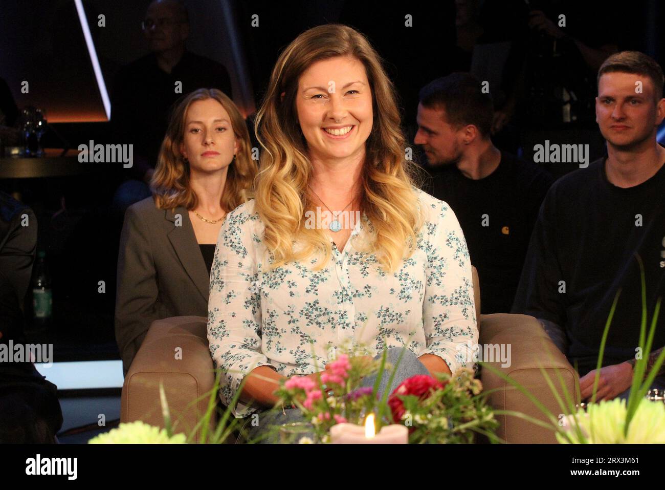 Podcast moderatorin hi-res stock photography and images - Alamy