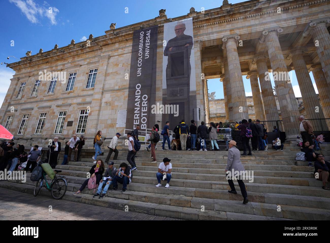 People line up to enter the National Congress and pay their last ...