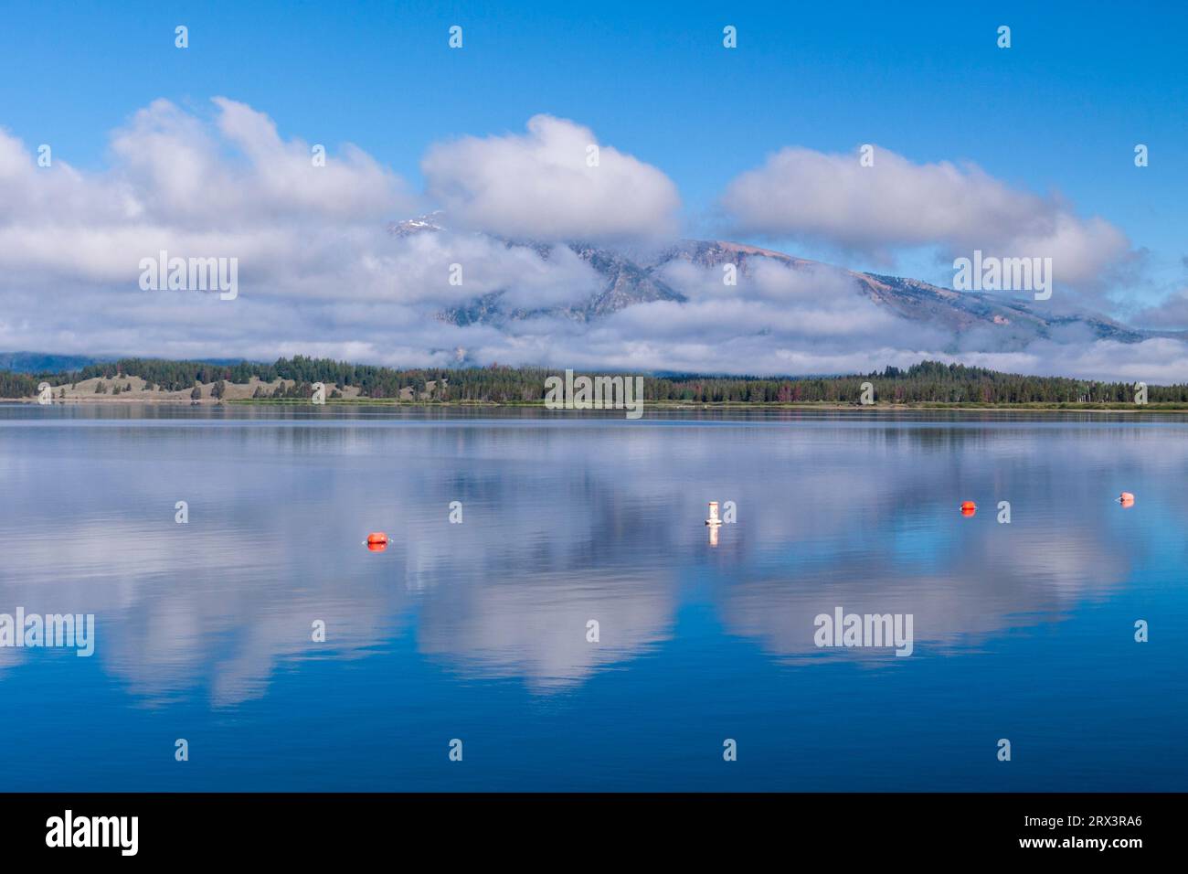 Early morning light on the Grand Tetons Mountain Range and Jackson Lake ...
