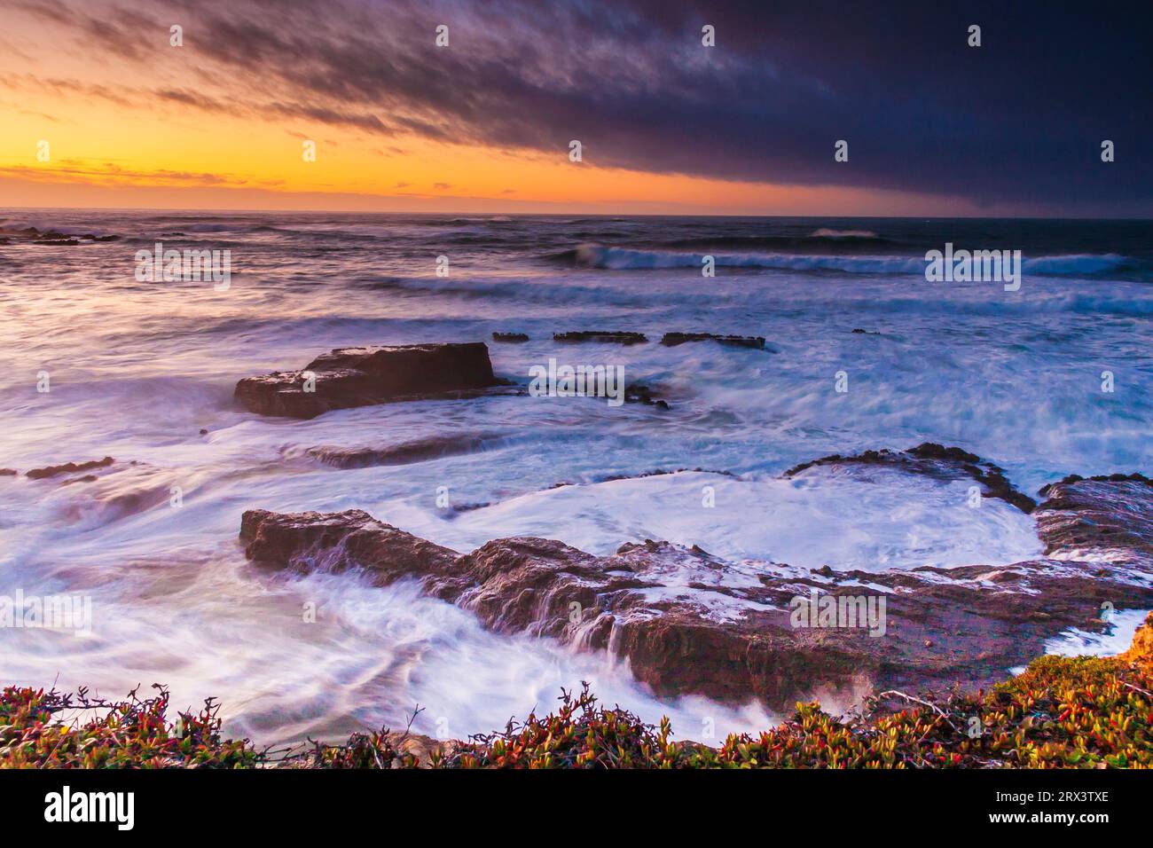 Waves cras hi-res stock photography and images - Alamy