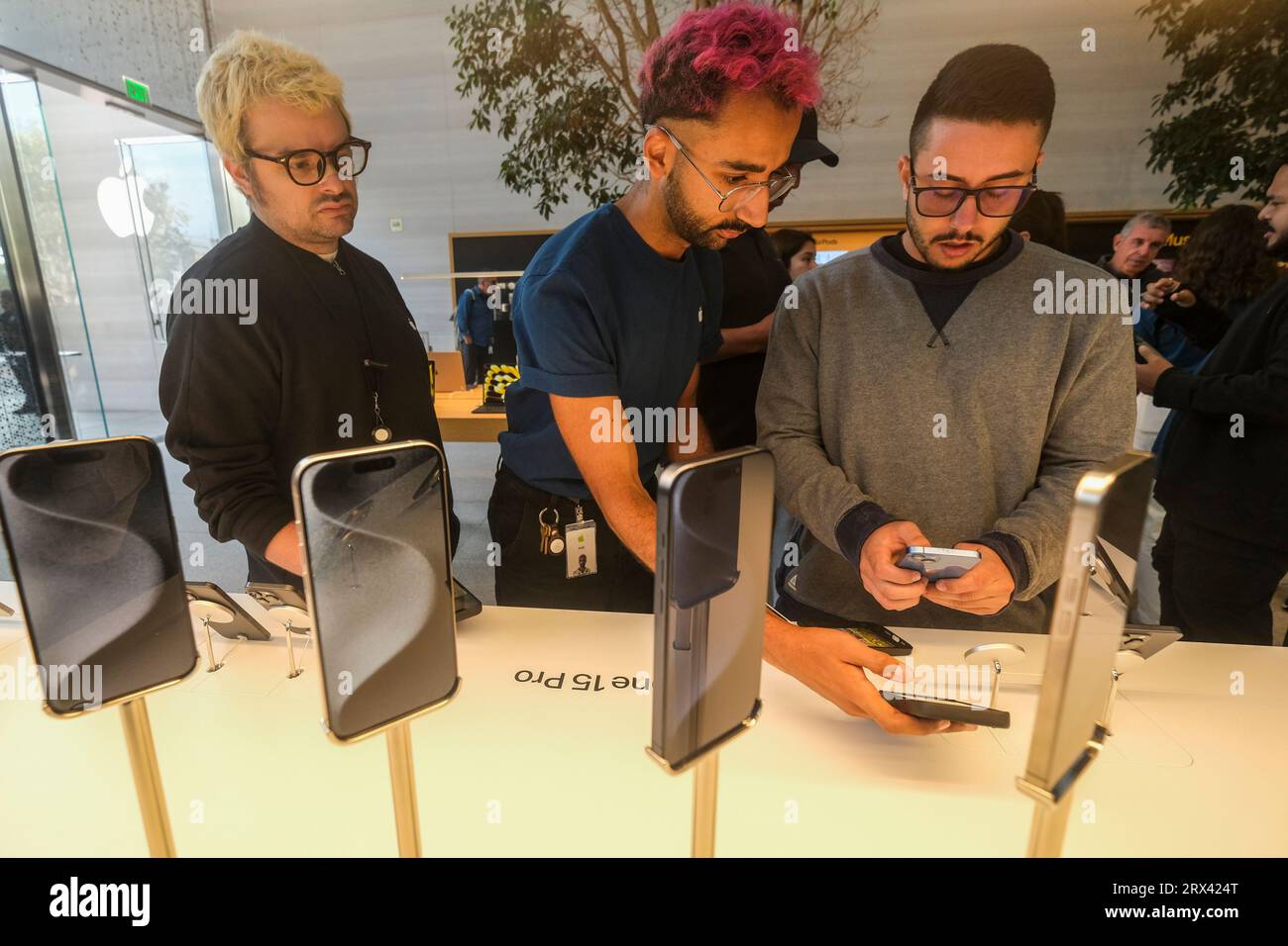 Los Angeles, United States. 22nd Sep, 2023. An employee assists ...