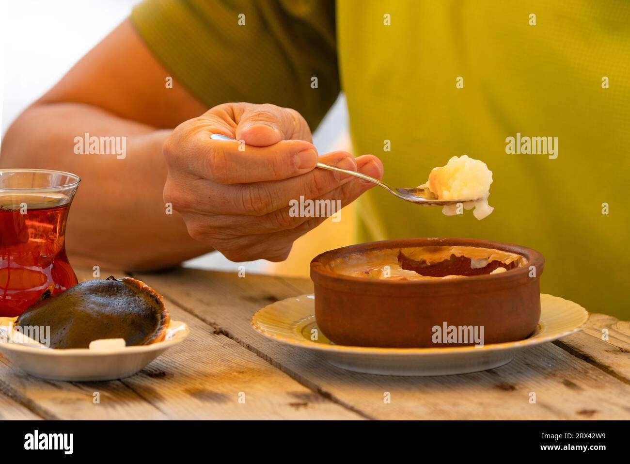 Turkish tea and rice pudding on the wood table Stock Photo - Alamy