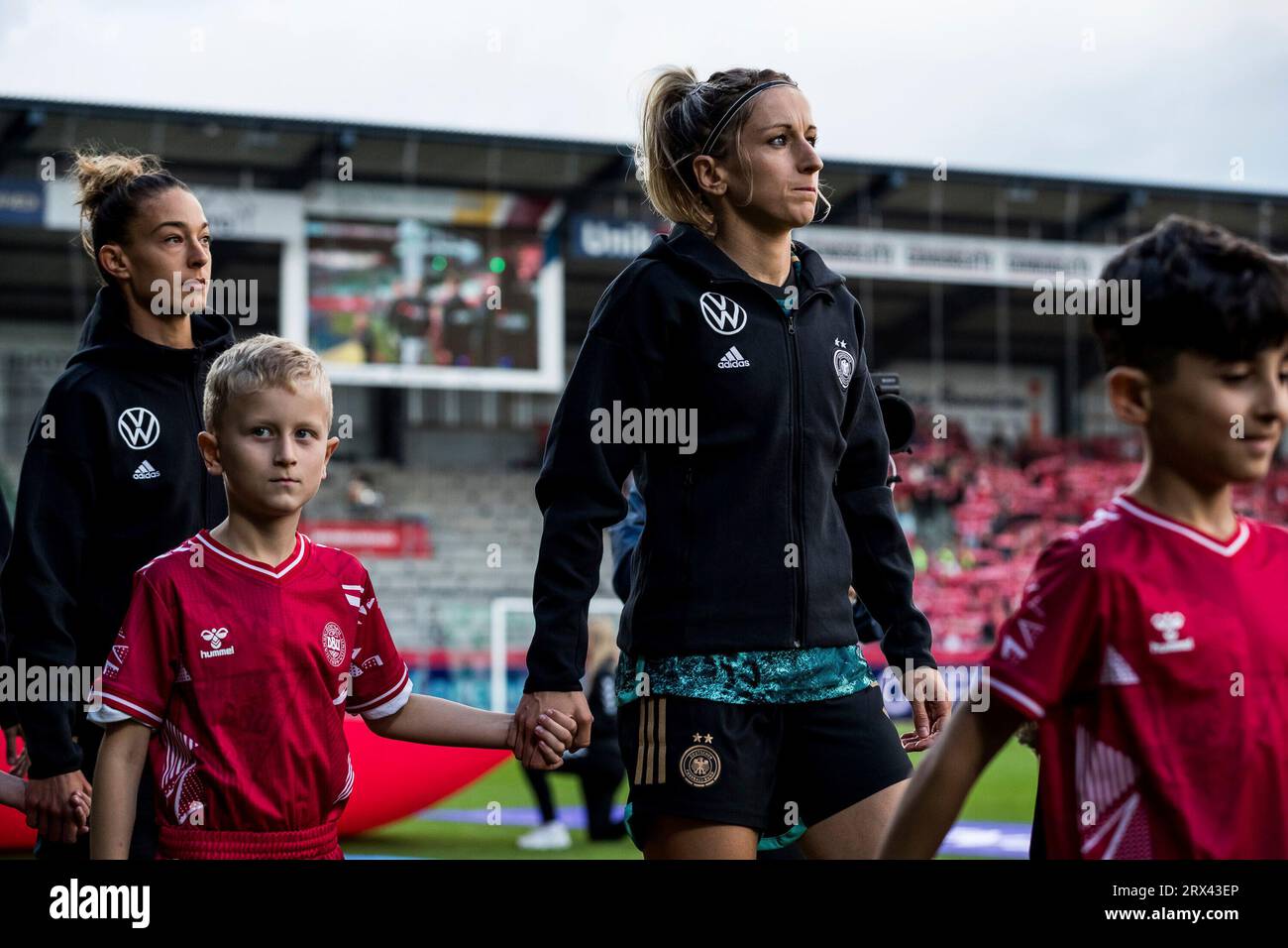 Kathrin Hendrich (Deutschland, #3) mit Einlaufkind UEFA Women?s Nations ...