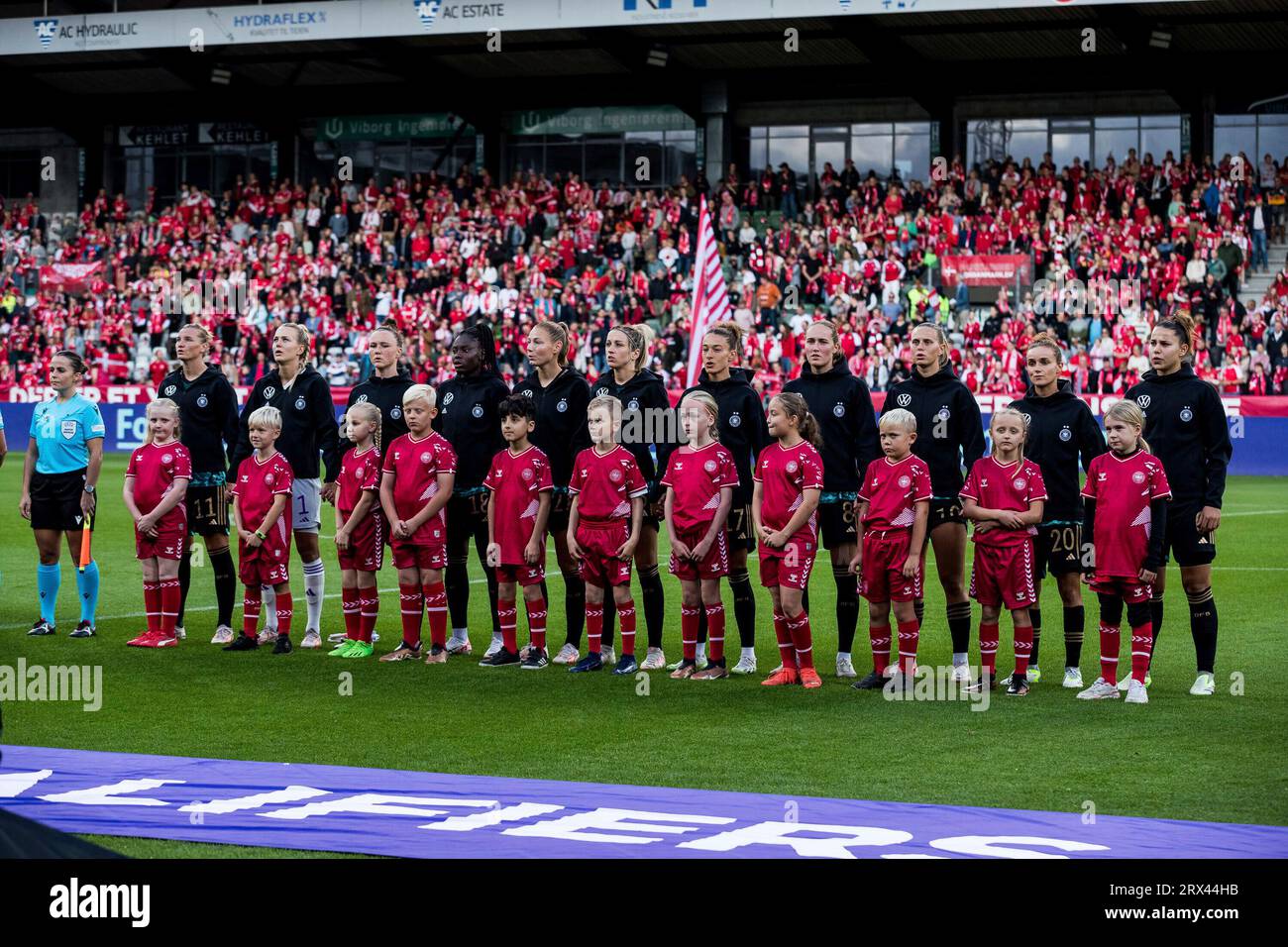 Die deutsche Startelf waehrend der Hymne Alexandra Popp (Deutschland ...
