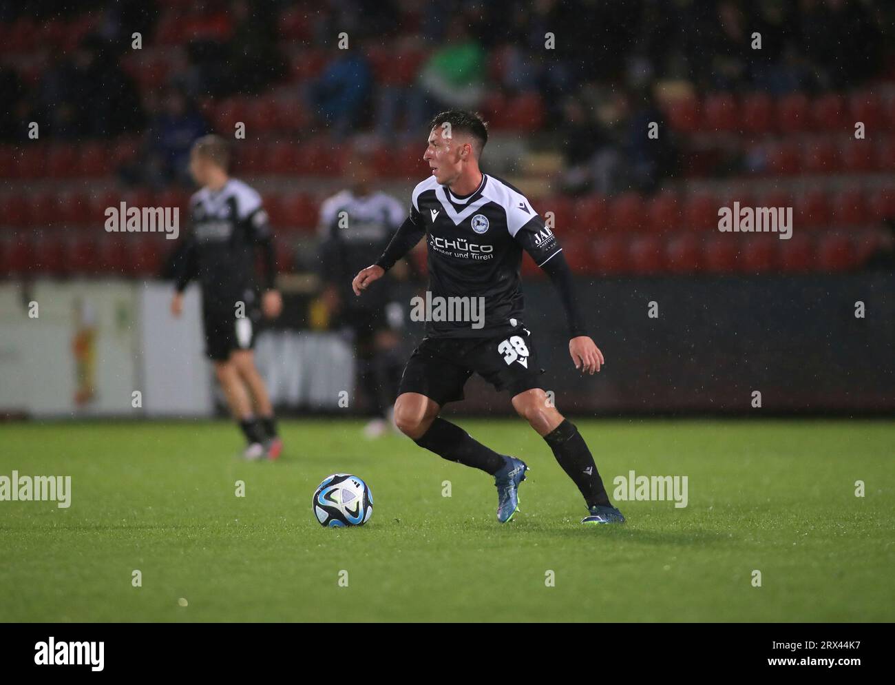 Woerl arminia bielefeld mit ball in aktion hi-res stock photography and ...