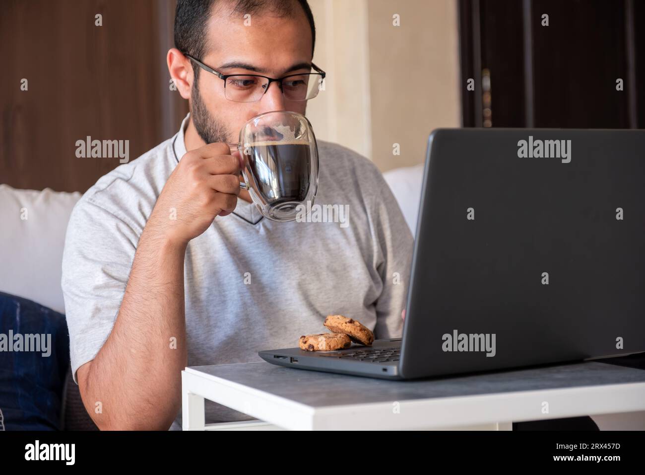 Man eating and working with laptop hi-res stock photography and images ...
