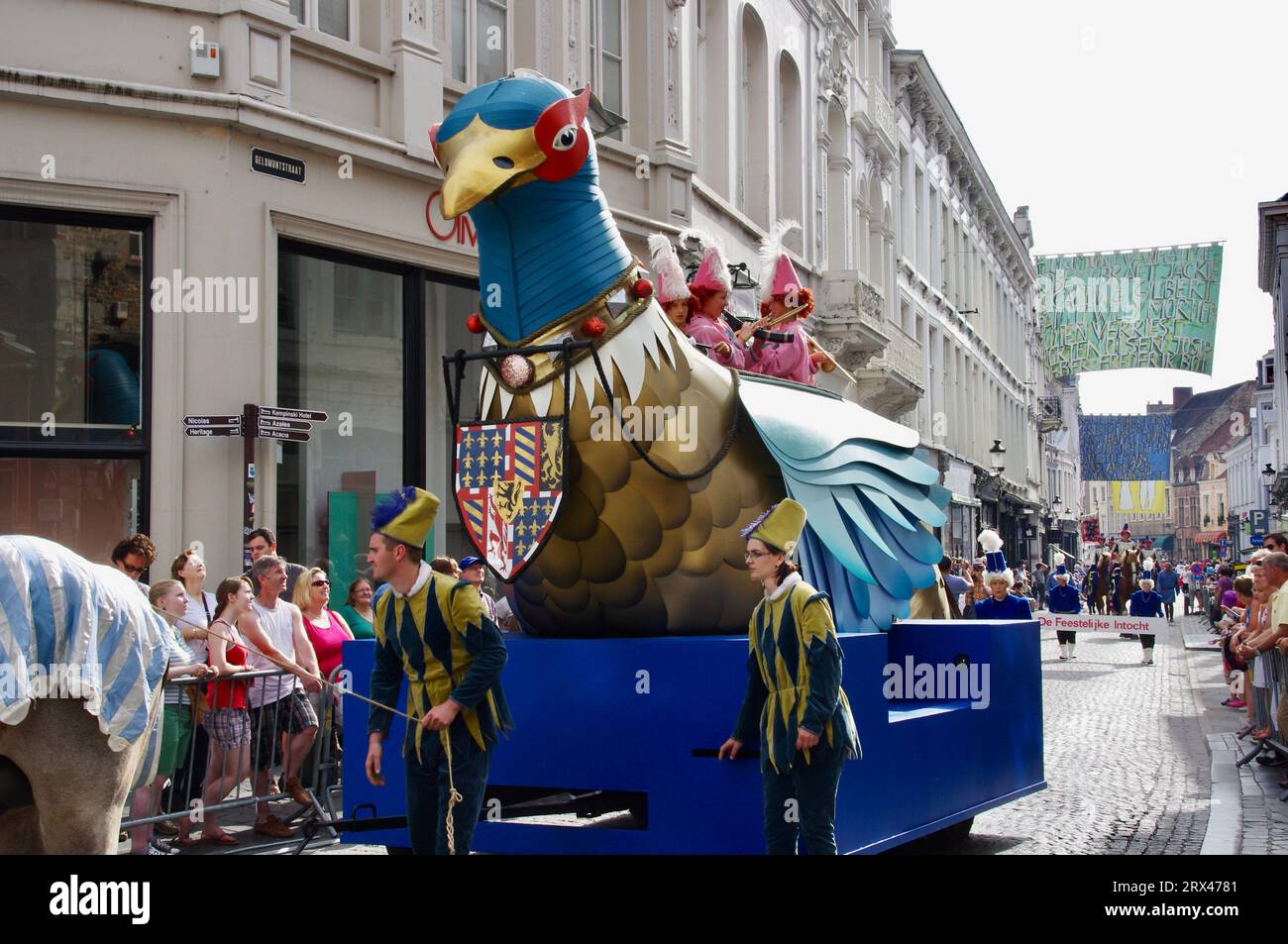 Giant bird hi-res stock photography and images - Alamy