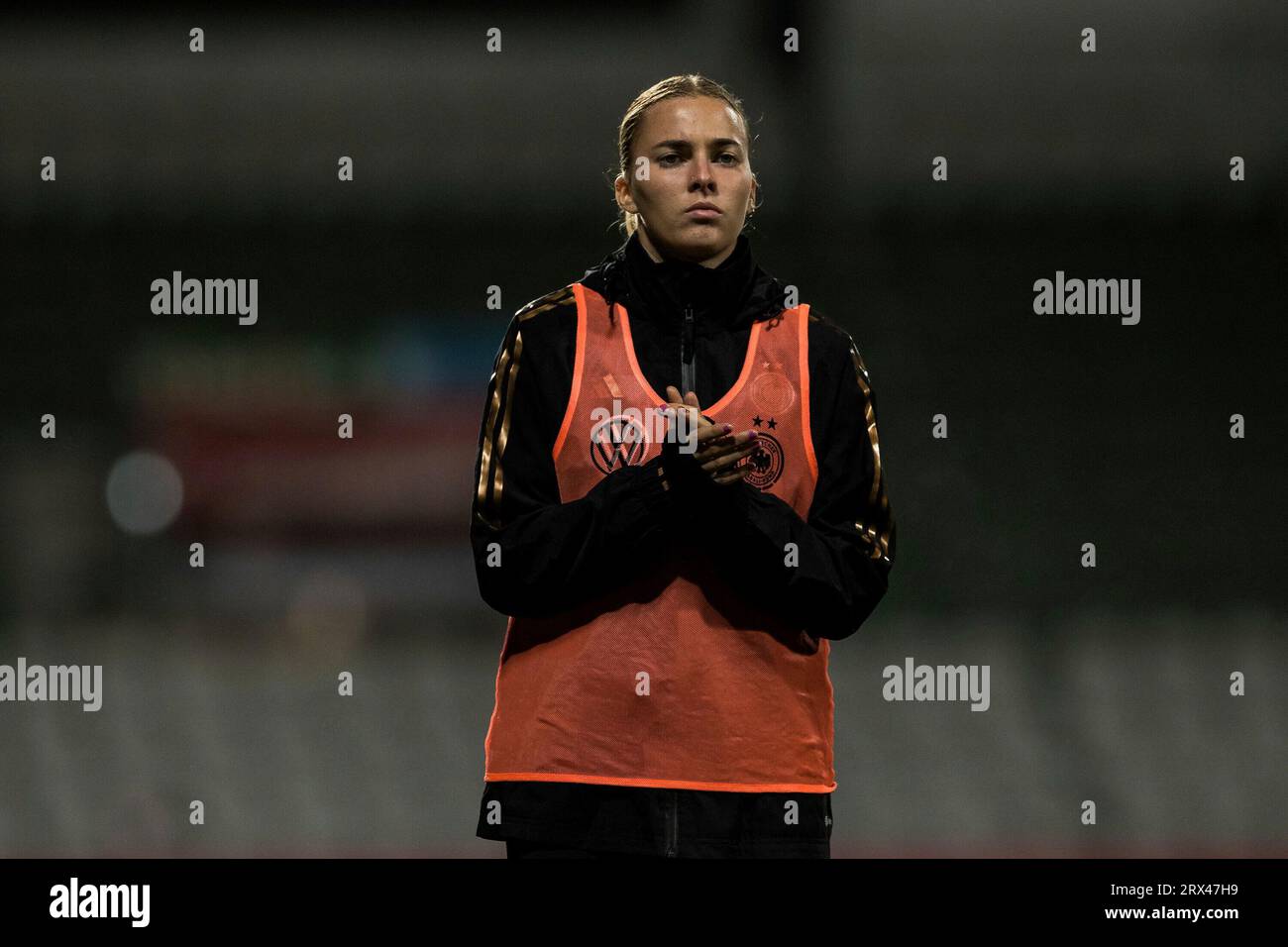 Laura Freigang (Deutschland, #10) applaudiert Richtung Fans UEFA Women ...