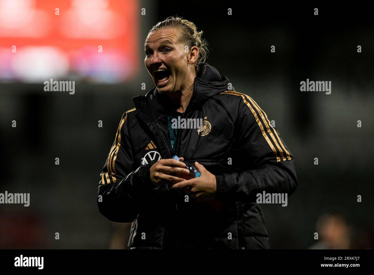Alexandra Popp (Deutschland, #11) laeuft lachend auf die Familie von ...