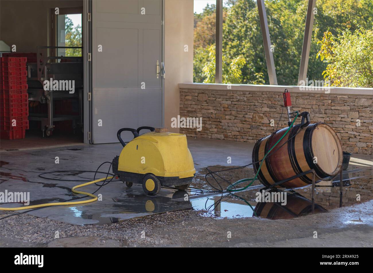 Wooden barrel washing machine hi-res stock photography and images - Alamy
