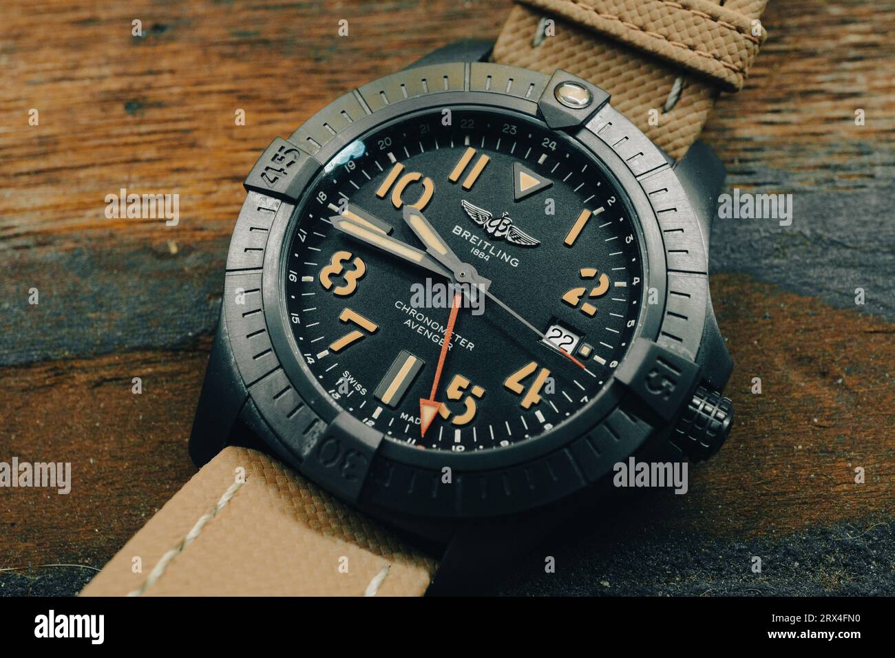 images of the Breitling Avenger night-mission GMT, a travel and dive ...