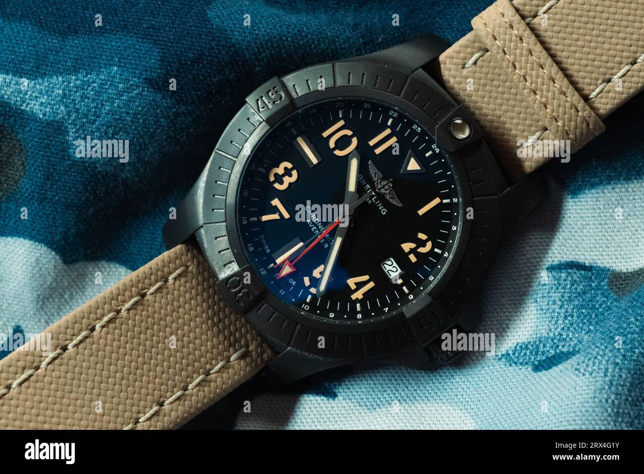 images of the Breitling Avenger night-mission GMT, a travel and dive ...
