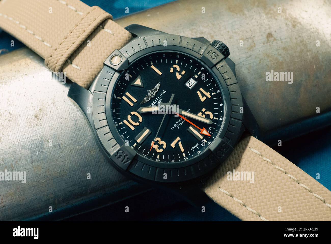 images of the Breitling Avenger night-mission GMT, a travel and dive ...