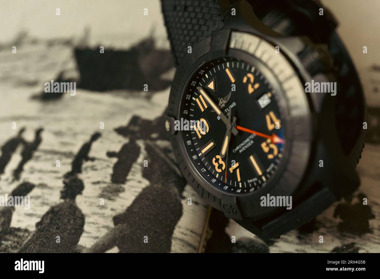 images of the Breitling Avenger night-mission GMT, a travel and dive ...