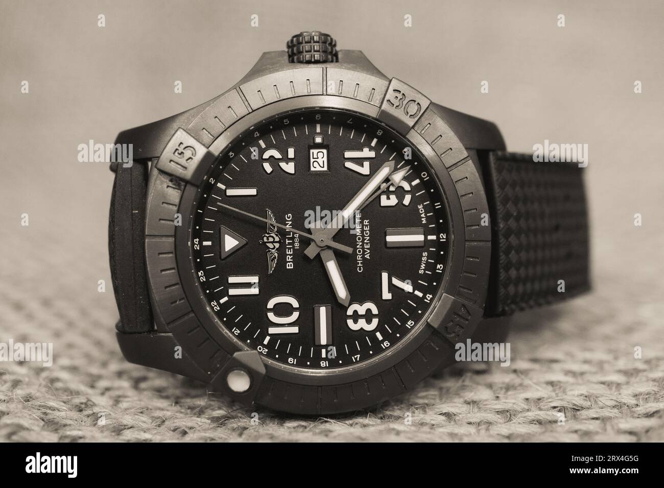 images of the Breitling Avenger night-mission GMT, a travel and dive ...