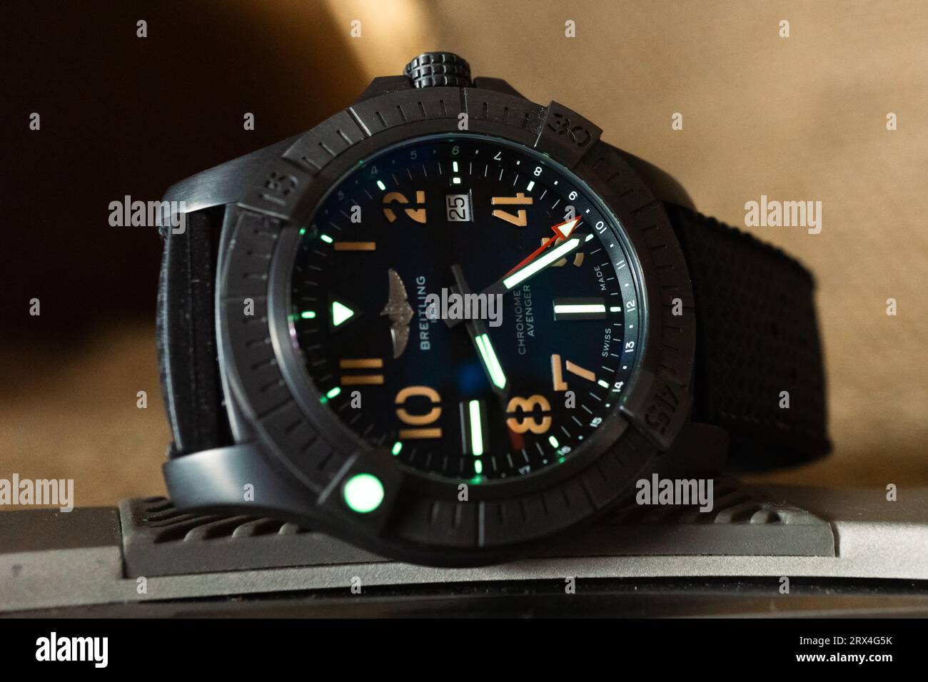 images of the Breitling Avenger night-mission GMT, a travel and dive ...