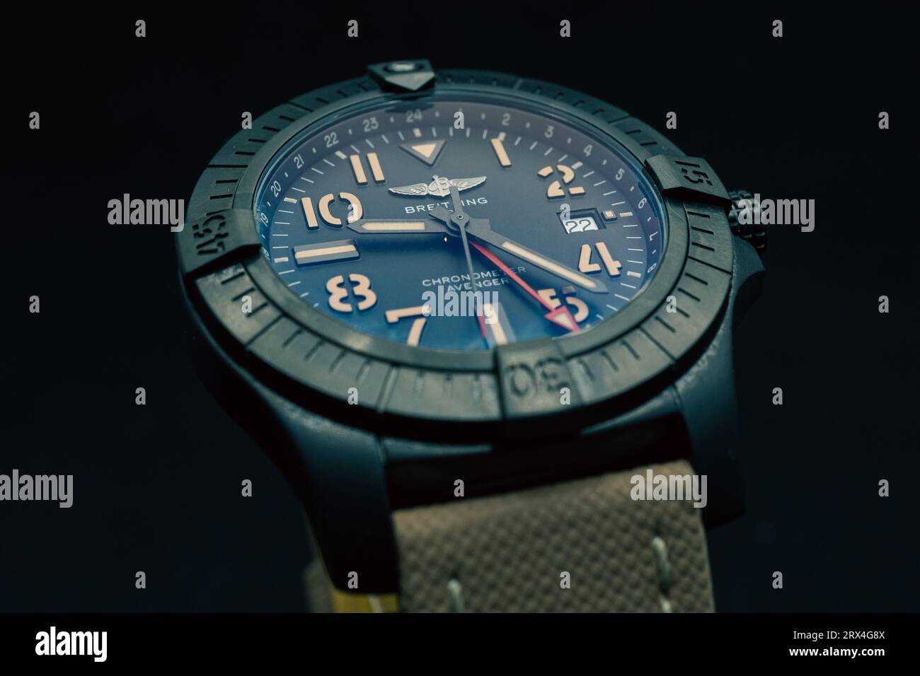 images of the Breitling Avenger night-mission GMT, a travel and dive ...