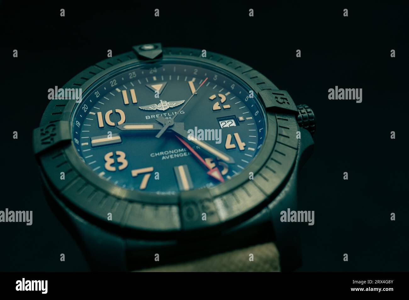 images of the Breitling Avenger night-mission GMT, a travel and dive ...