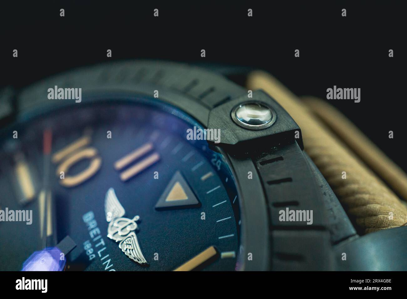 images of the Breitling Avenger night-mission GMT, a travel and dive ...