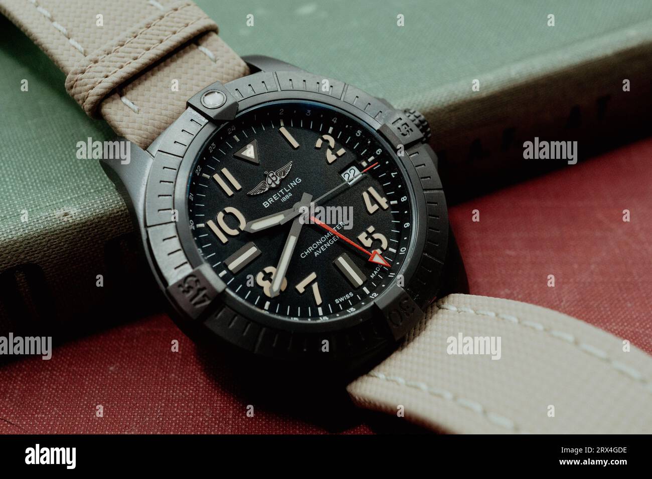 images of the Breitling Avenger night-mission GMT, a travel and dive ...