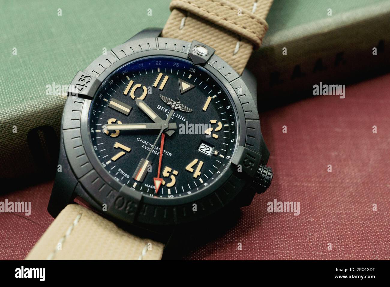 images of the Breitling Avenger night-mission GMT, a travel and dive ...