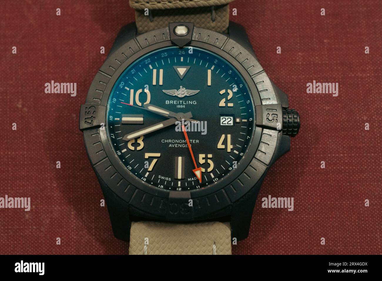 images of the Breitling Avenger night-mission GMT, a travel and dive ...