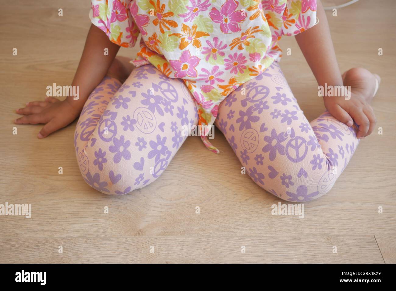 child sitting W posture on the floor Stock Photo - Alamy