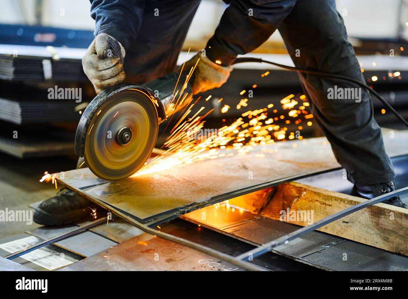 Worker cuts metal plate hi-res stock photography and images - Alamy