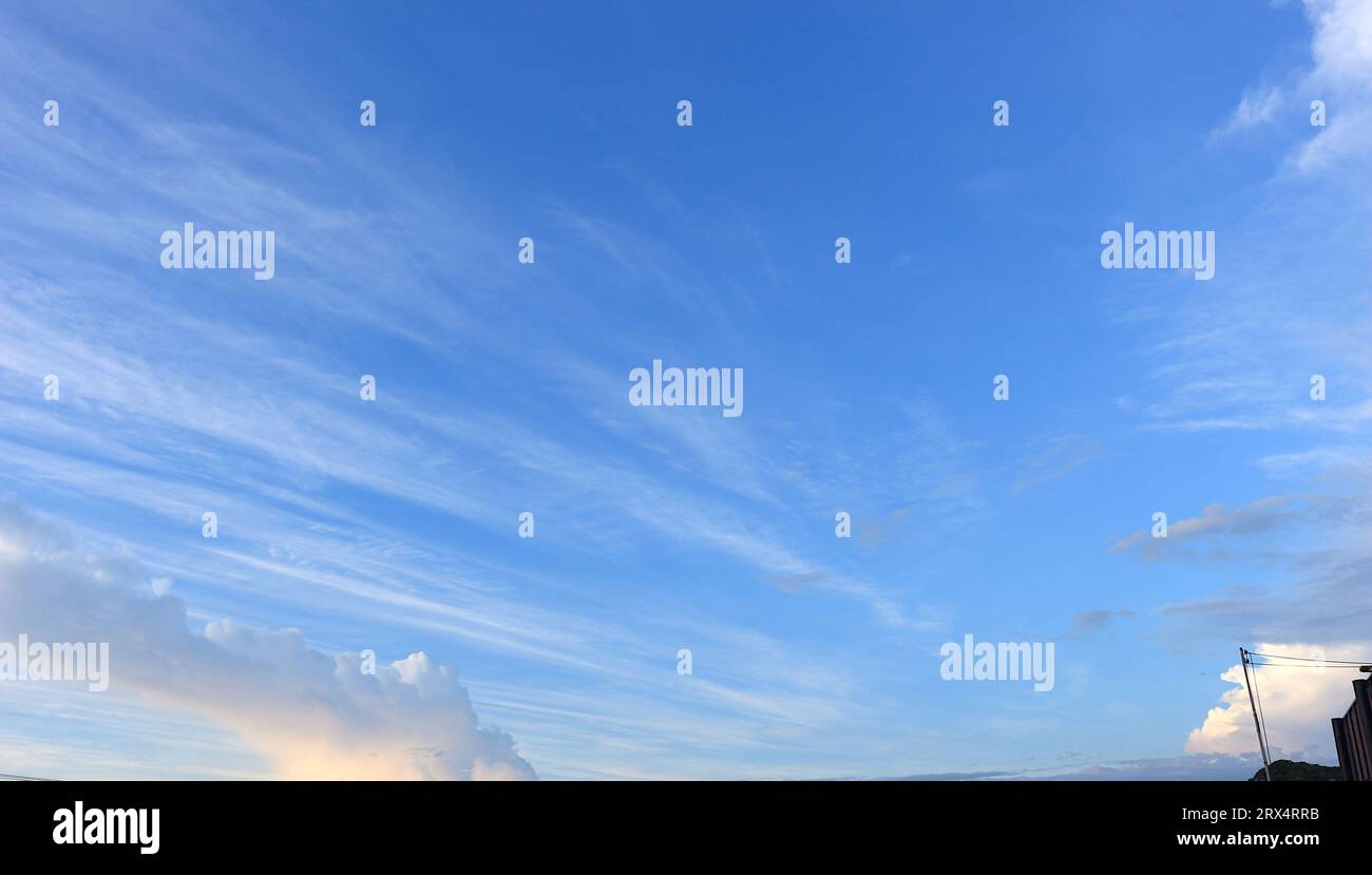Clouds that look like long streaks across the sky Stock Photo - Alamy