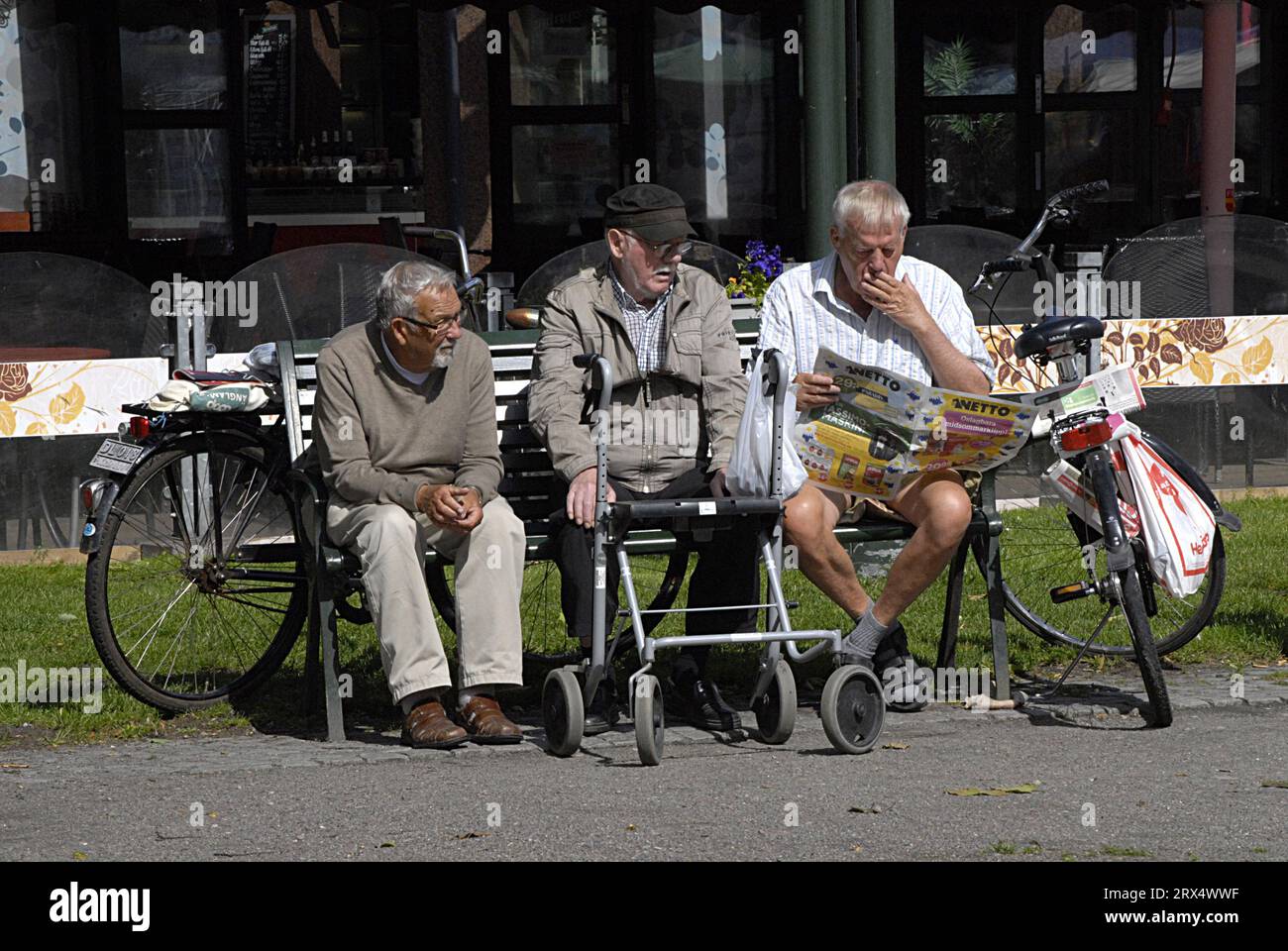 MALMO/MALMÖ/SVERIGE / SWEDEN Swedish senior citizen enjoying sunny ...