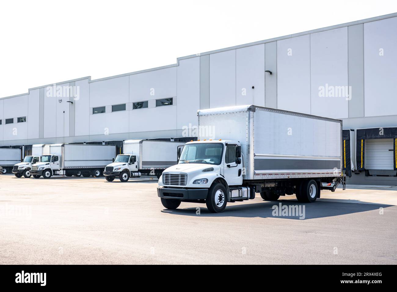 Middle duty Industrial standard white day cab rig semi trucks with box ...