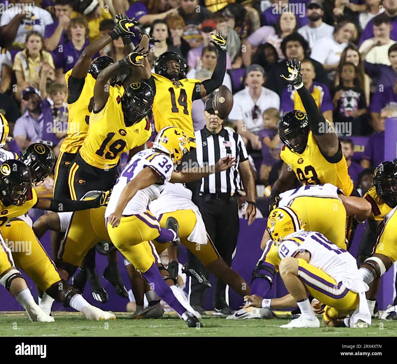 LSU Tigers place kicker Damian Ramos (34) kicks a field goal past ...