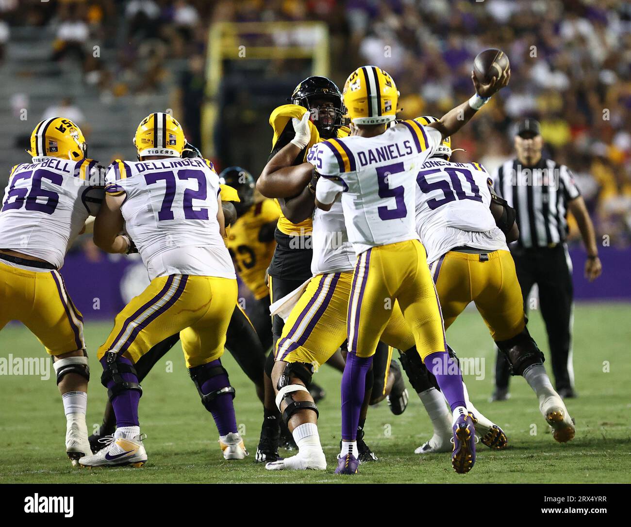 Offensive linemen hi-res stock photography and images - Alamy