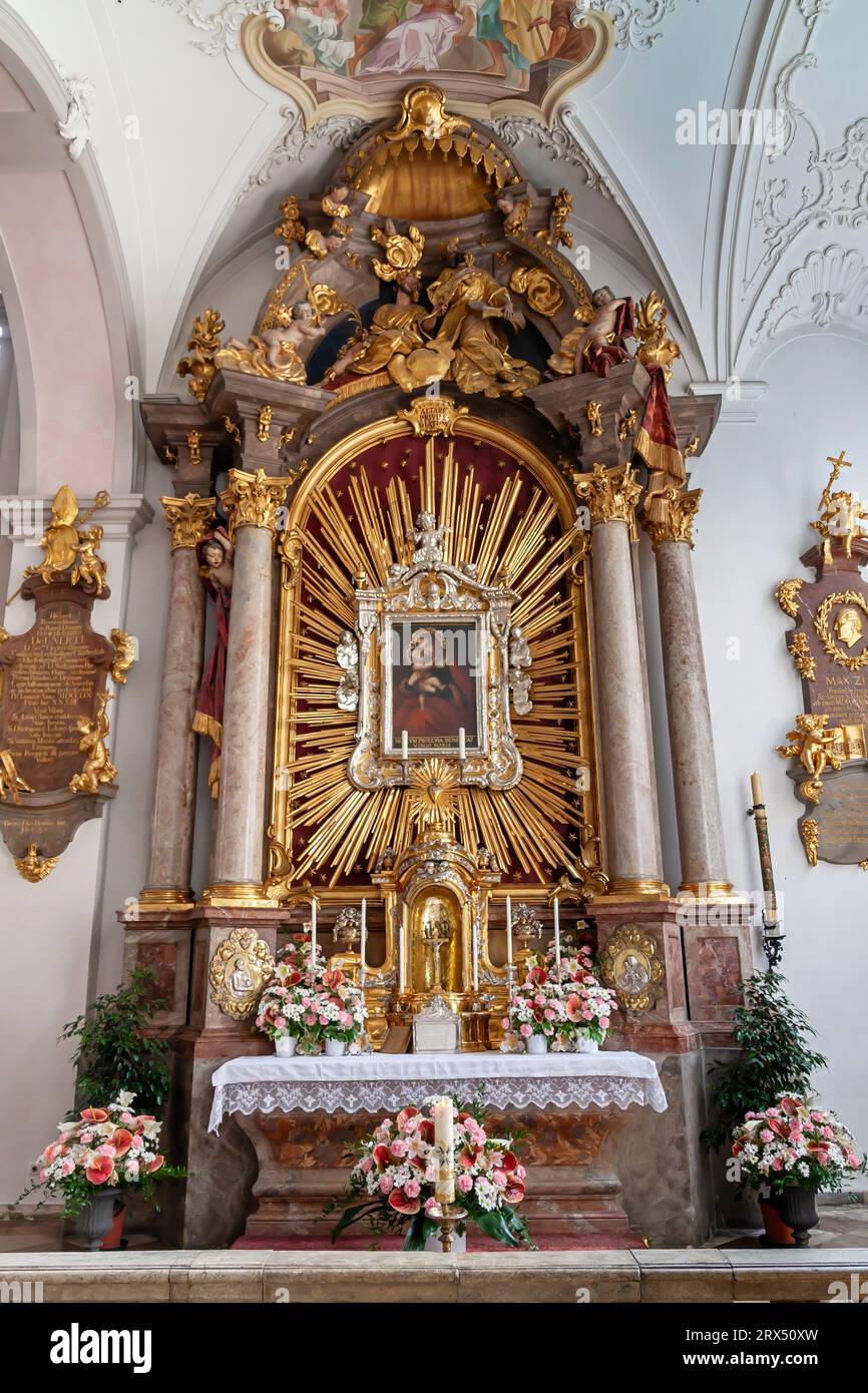 The altar in a side chapel of St. Peter's Church, Munich, Germany Stock ...