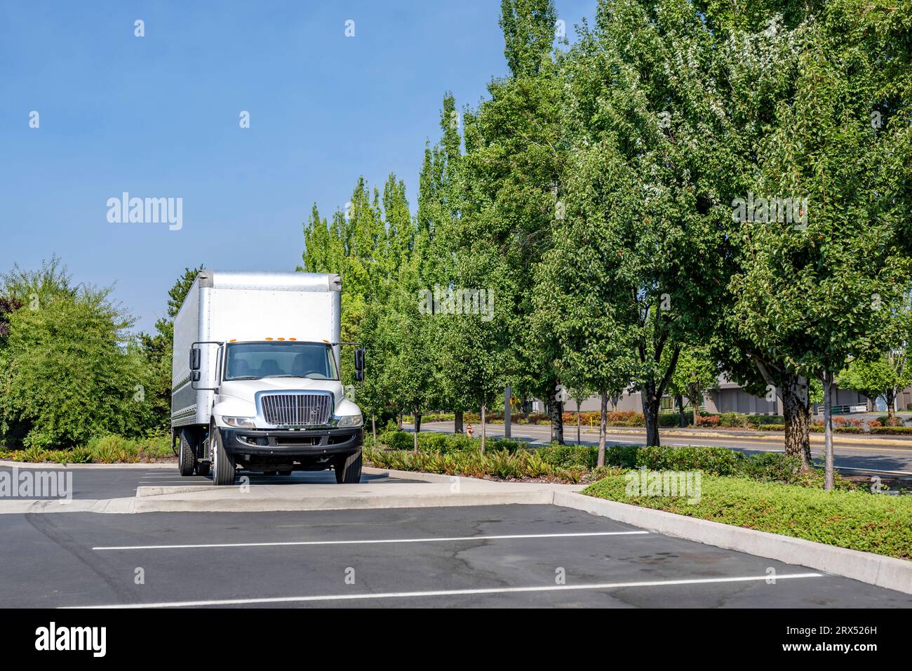 Middle duty Industrial standard white day cab rig semi truck with long ...