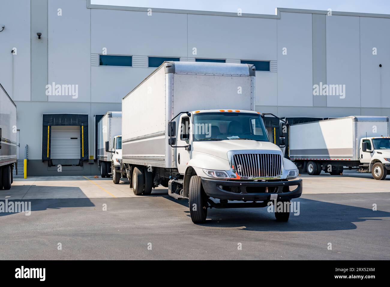 Middle duty Industrial standard white day cab rig semi truck with long ...