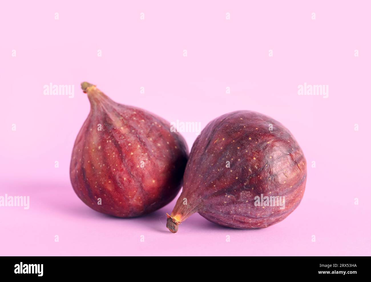 Fresh juicy figs on lilac background Stock Photo - Alamy
