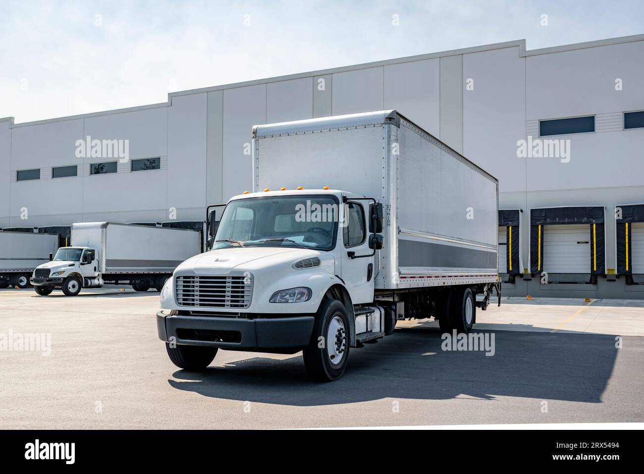 Middle duty Industrial standard white day cab rig semi truck with long ...