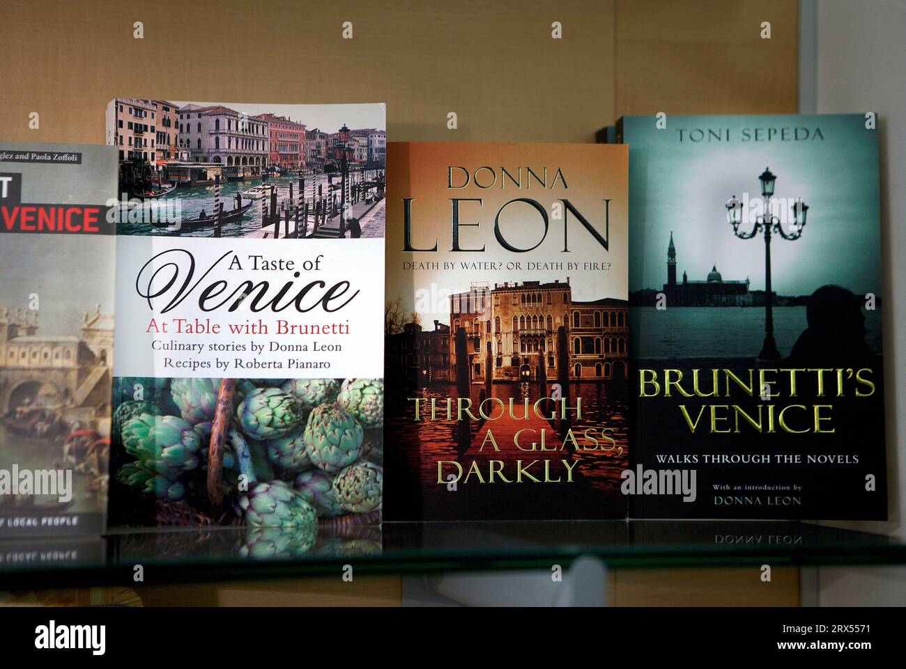 Donna leon writer hi-res stock photography and images - Alamy