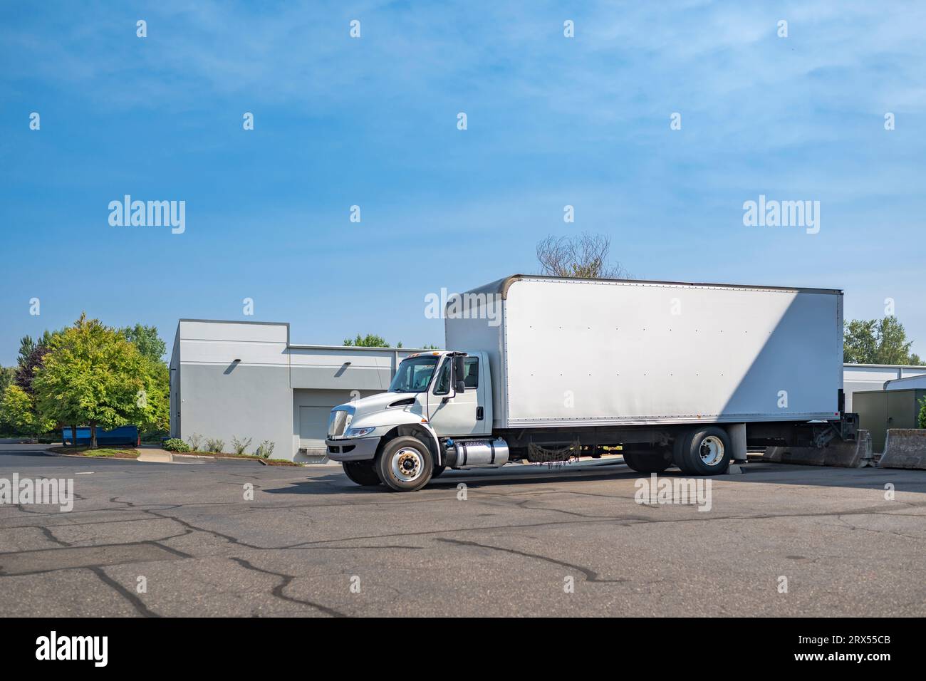 Middle duty Industrial standard white day cab rig semi truck with long ...