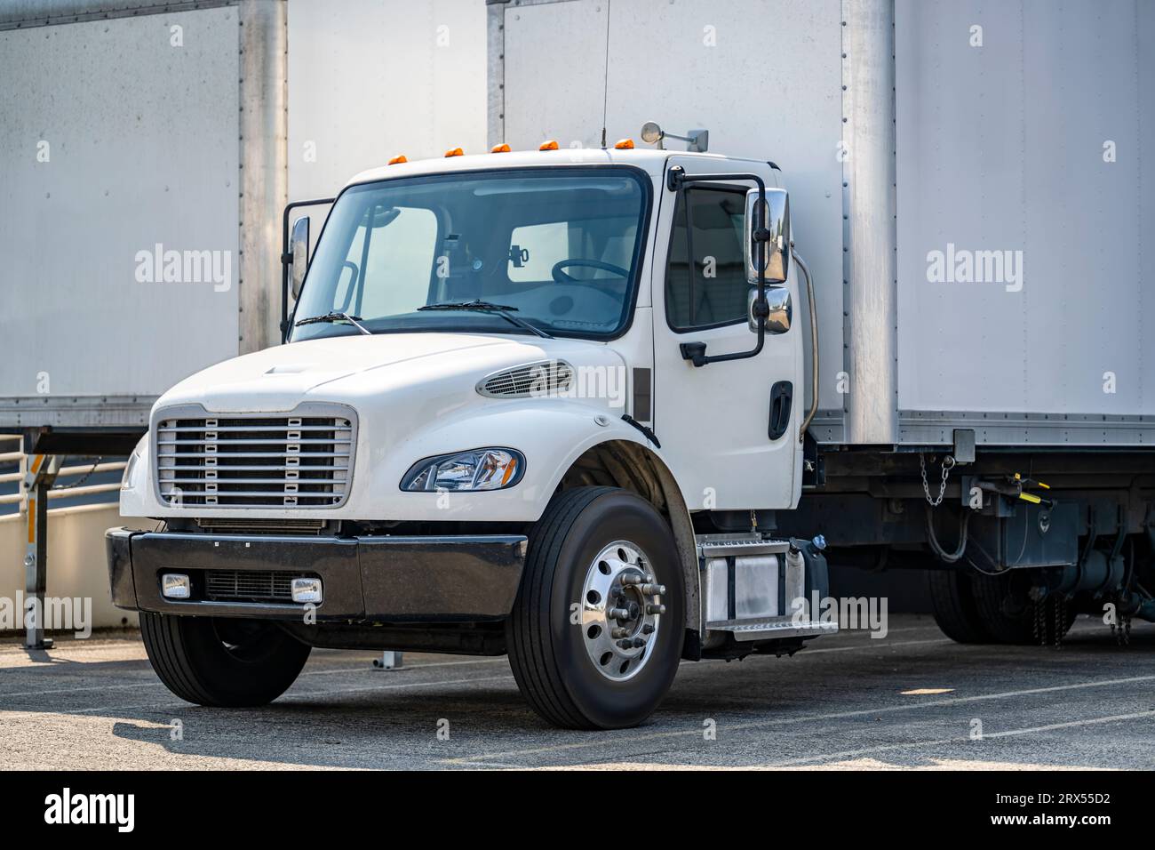 Middle duty Industrial standard white day cab rig semi truck with long ...