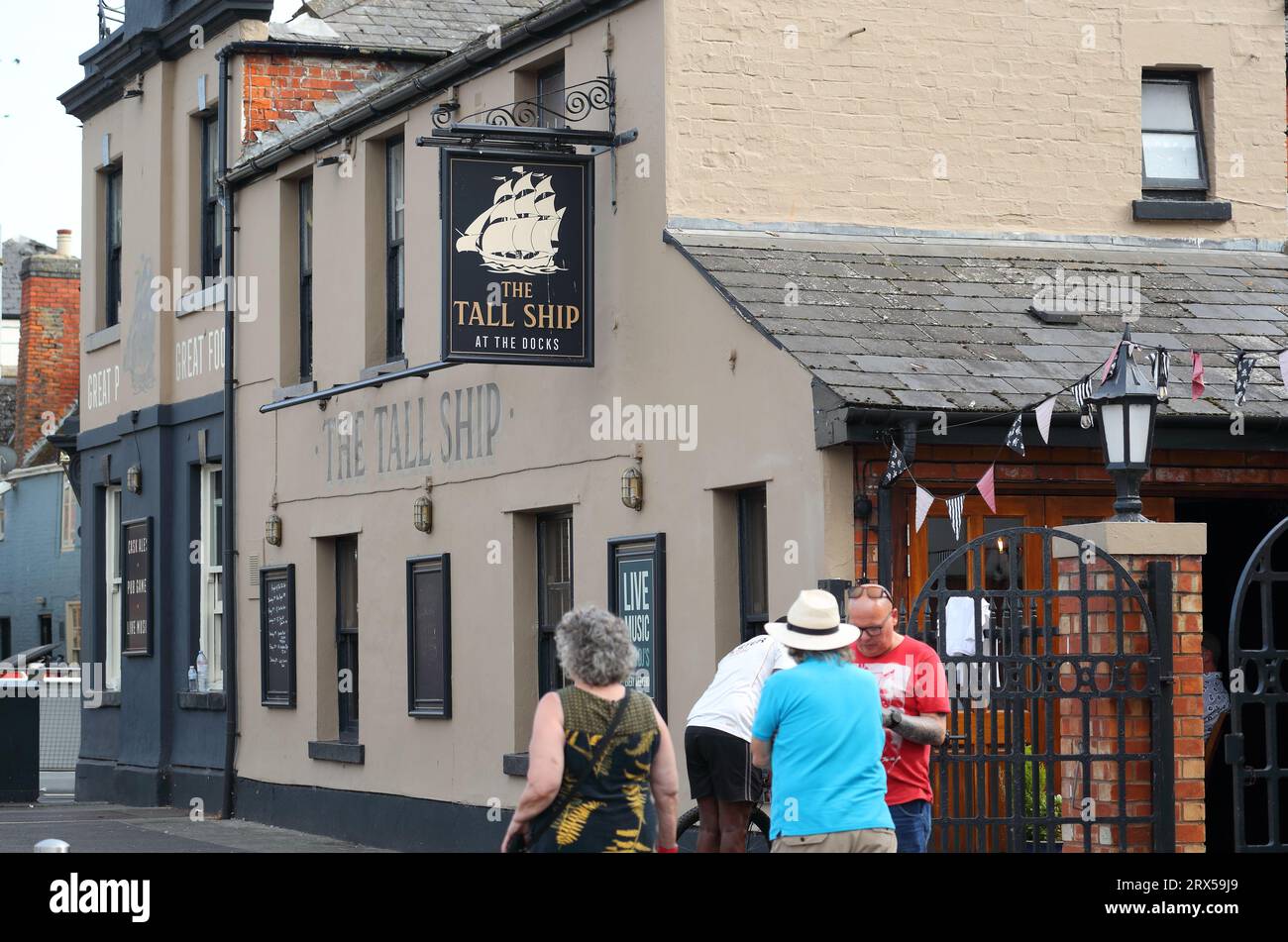 Outside of The Tall Ship pub in Gloucester, UK Stock Photo - Alamy