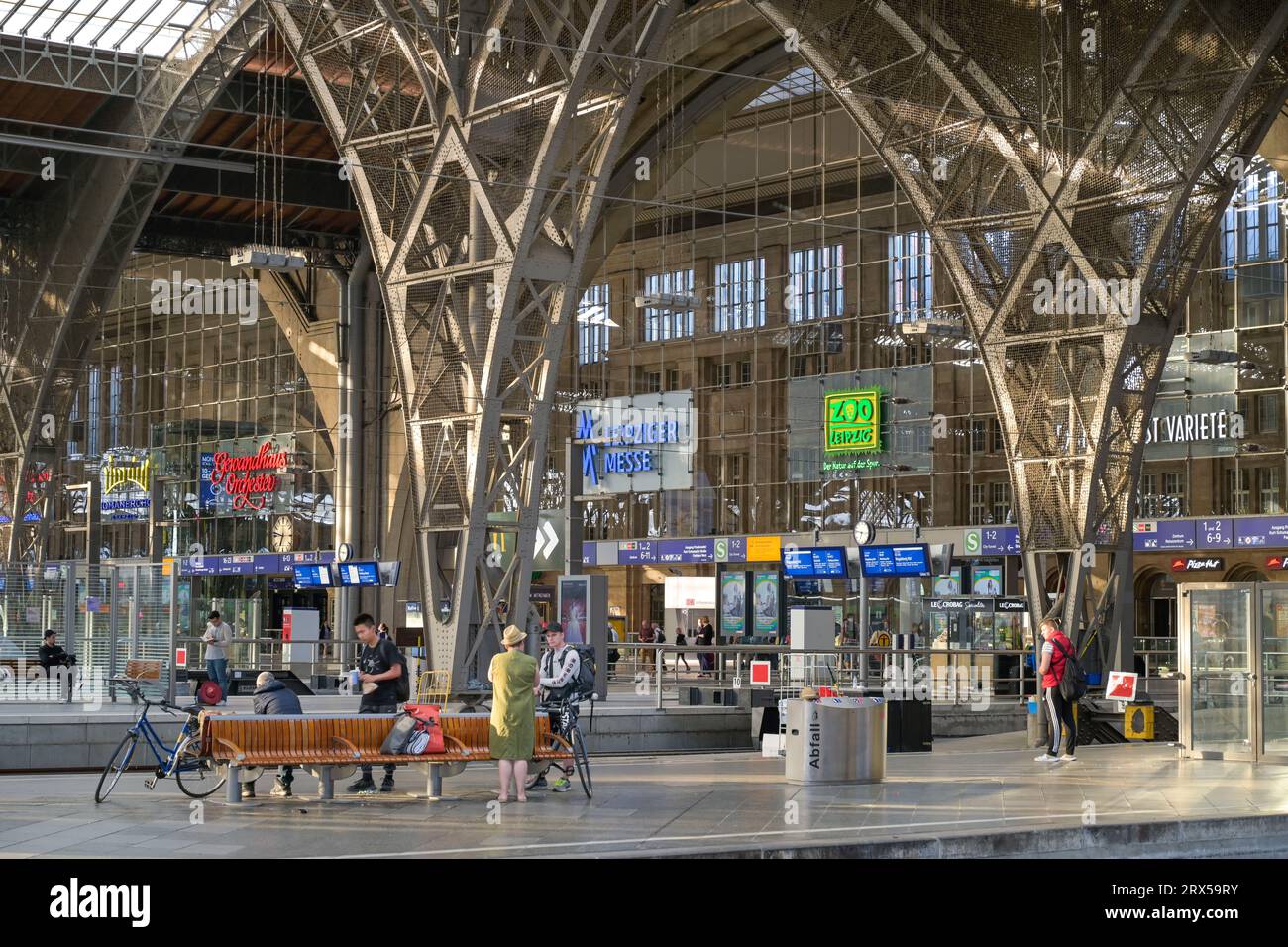 Ansicht bahnsteig hi-res stock photography and images - Alamy