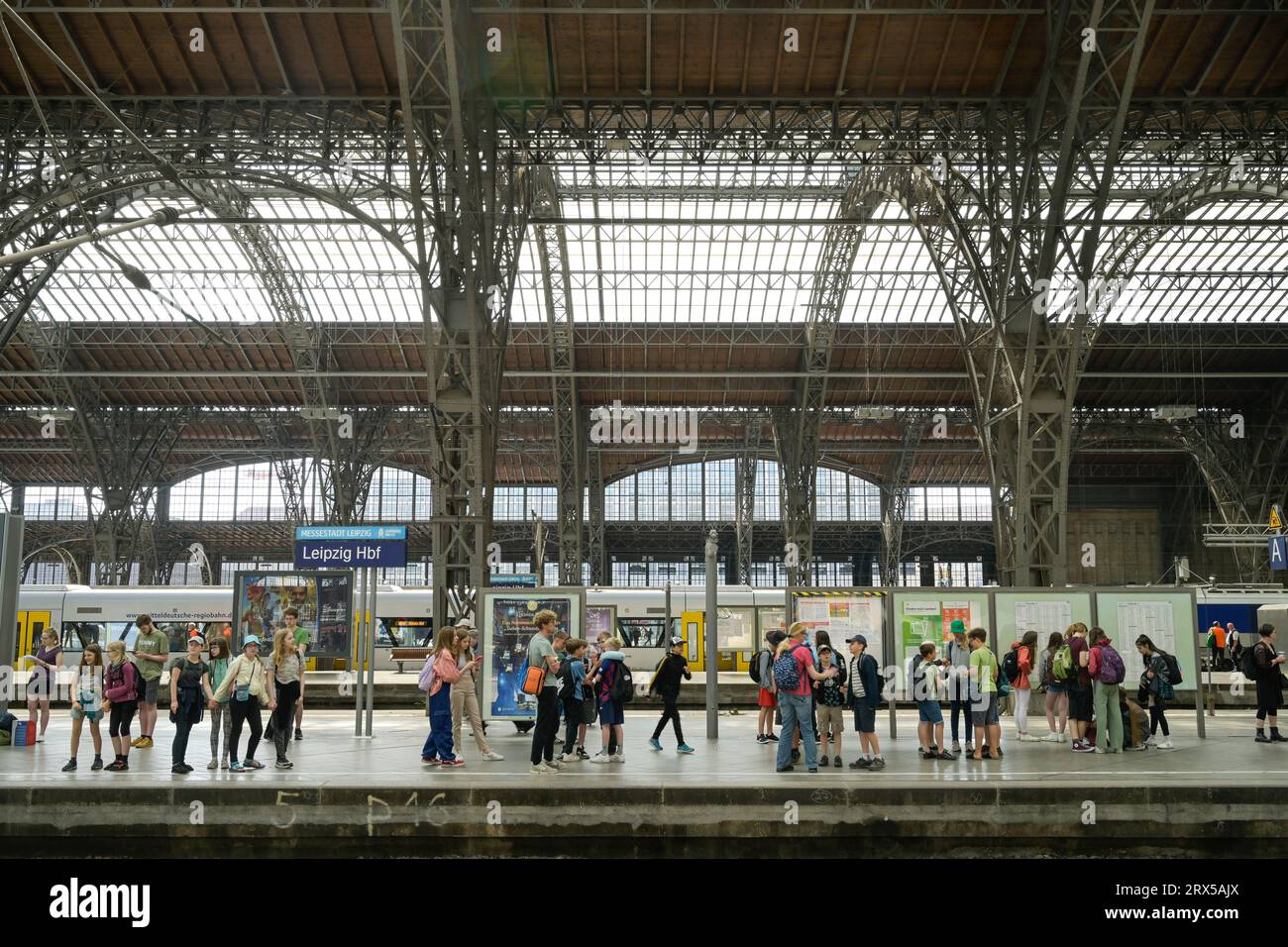 Gleise, Bahnsteig, Hauptbahnhof, Leipzig, Sachsen, Deutschland Stock ...