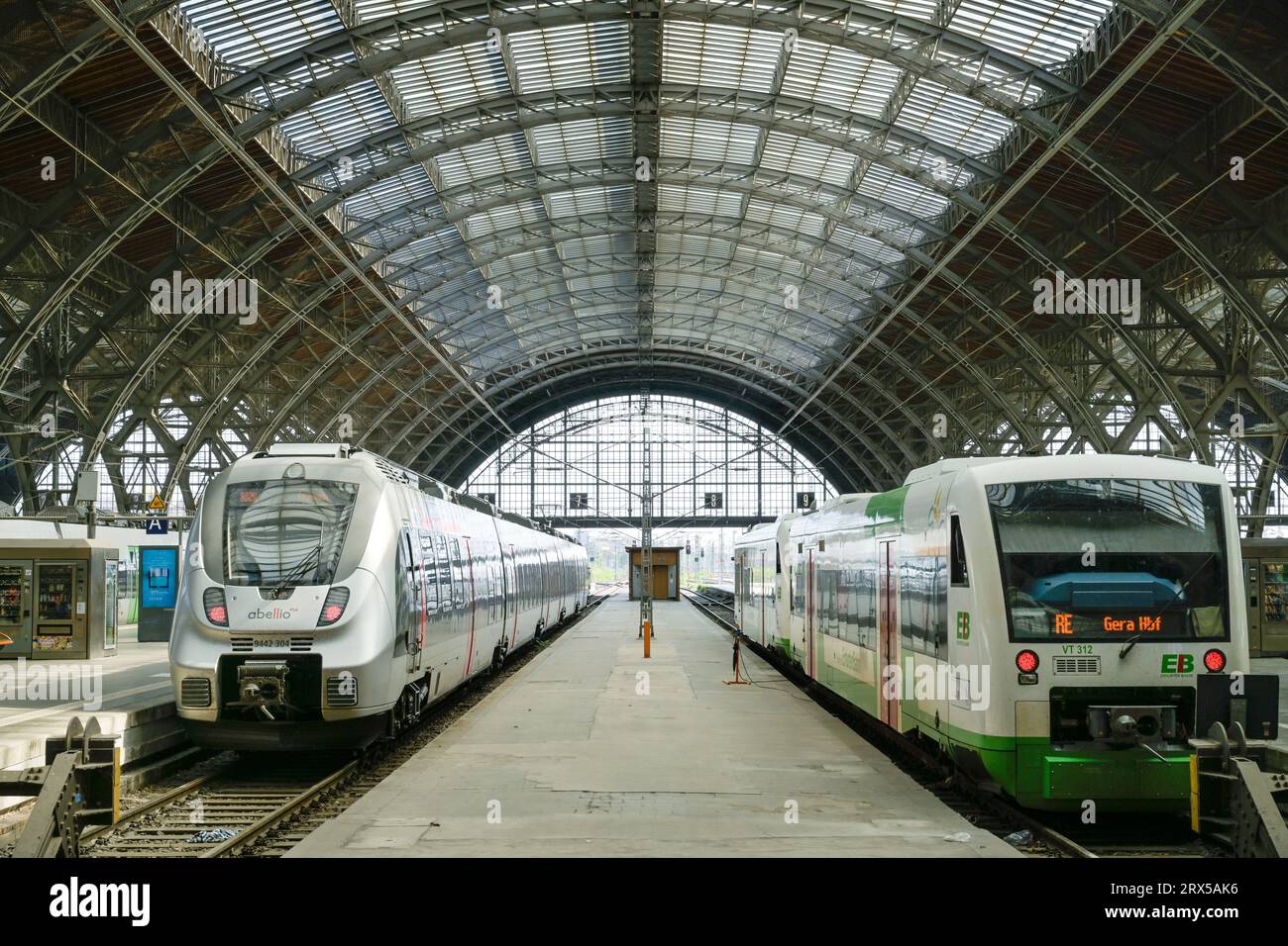 Gleise, Bahnsteig, Hauptbahnhof, Leipzig, Sachsen, Deutschland Stock ...