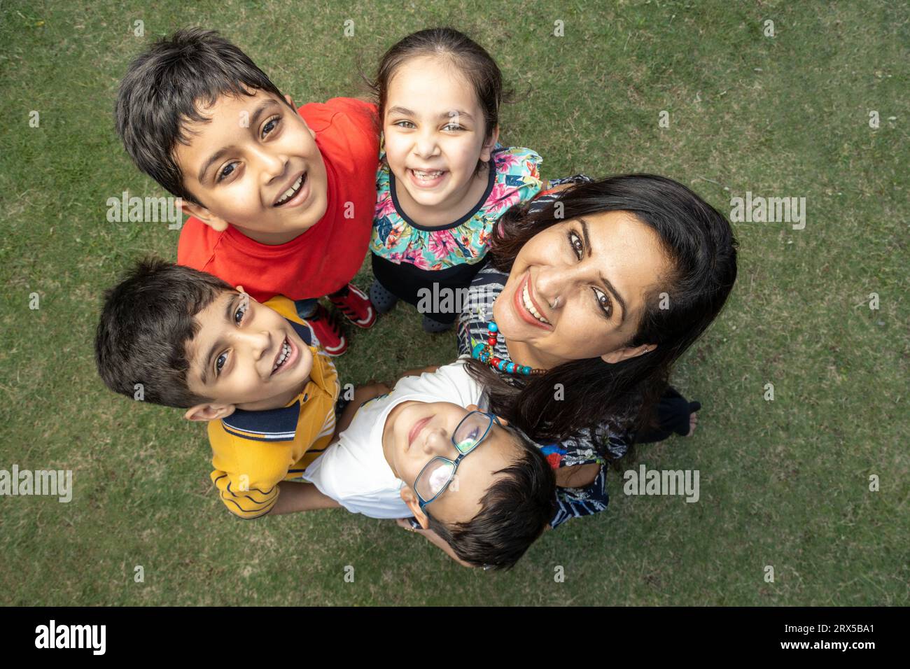Indian school friends group standing hi-res stock photography and ...